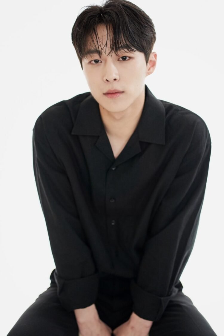 Yoo Sun Ho Joins Lee Se Young And Bae In Hyuk In 'The Story Of Park's ...
